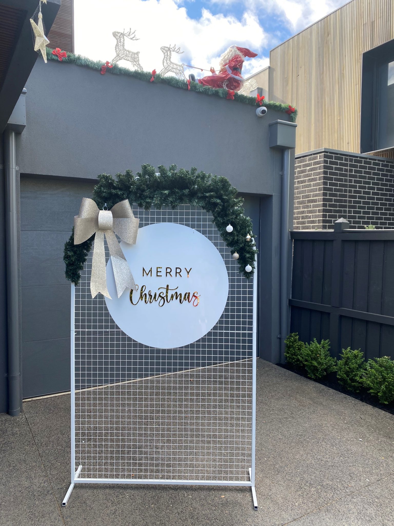 WHITE MESH ARCH BACKDROP WITH FAUX FLORALS | Styled Event Hire