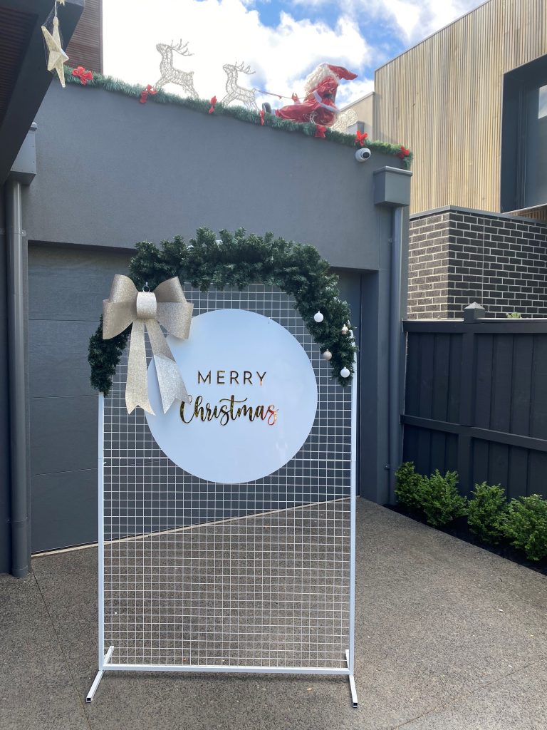 WHITE MESH ARCH BACKDROP WITH FAUX FLORALS | Styled Event Hire